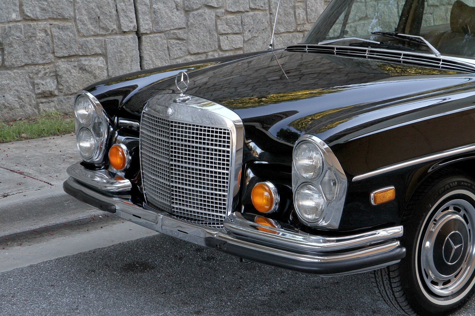 1970 Mercedes-Benz 280 SEL | Motorcar Studio