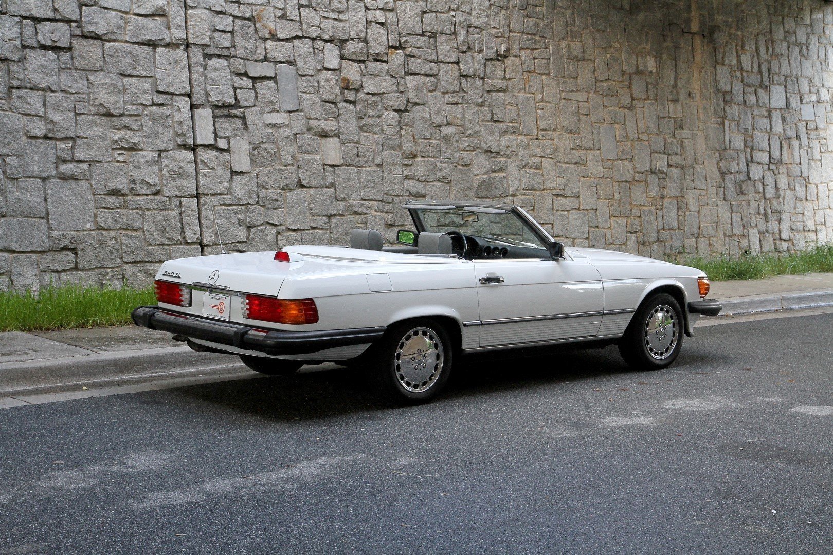 1986 Mercedes-Benz 560 SL | Motorcar Studio