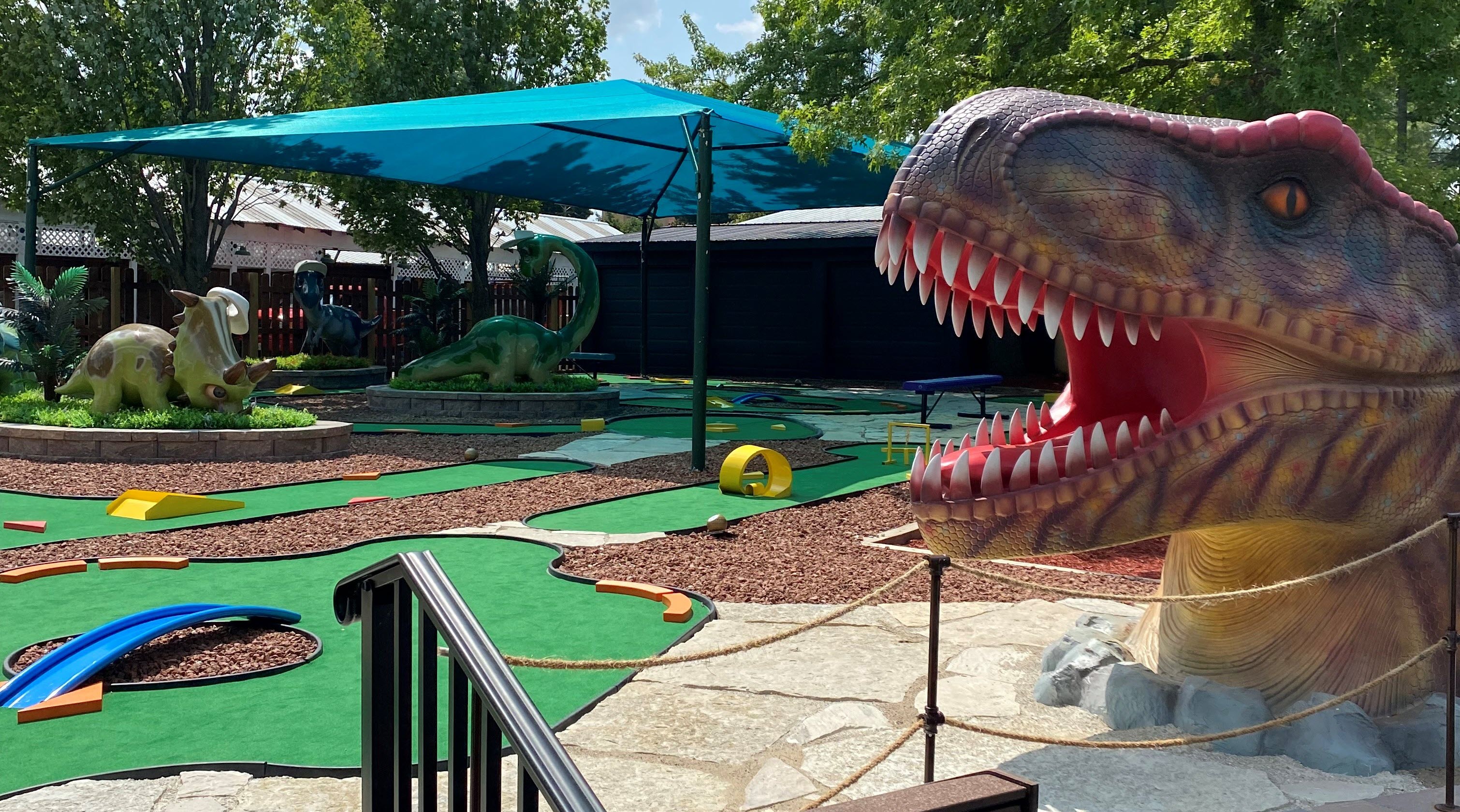 Experience Jurassic Jen's 9 Hole Golf Course | Volo Museum